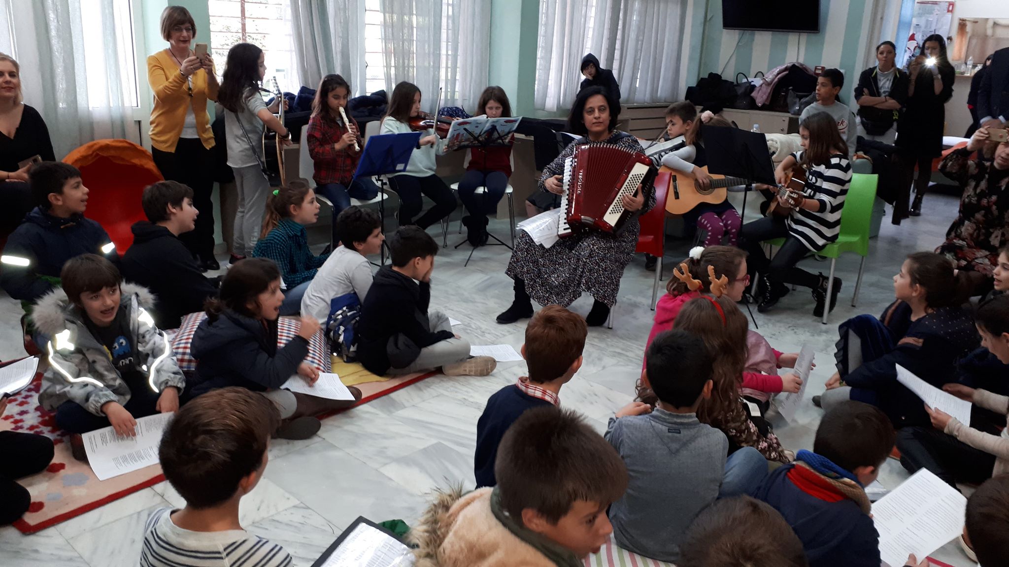 Προσφορά αγάπης από τους μαθητές του Δημοτικού του ΠΣΠΘ - Πειραματικό ...